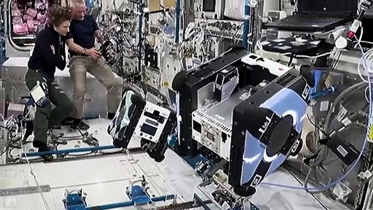 NASA Technologist! Do Robots Help Humans in Space? - video Dailymotion