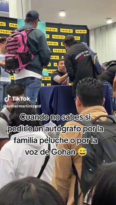 Fan ve a su artista favorito y entra en duda de por qué personaje pedir ...