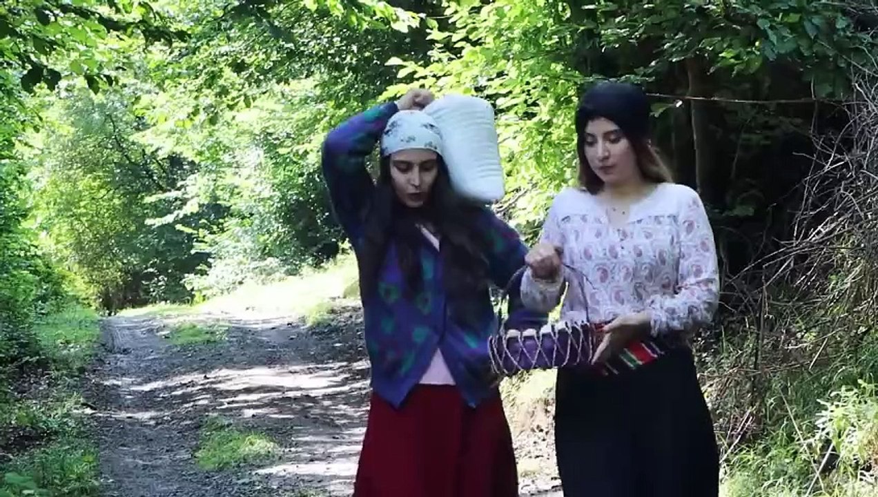 Harvesting rice in the village and making walnut coocoo with rice ...