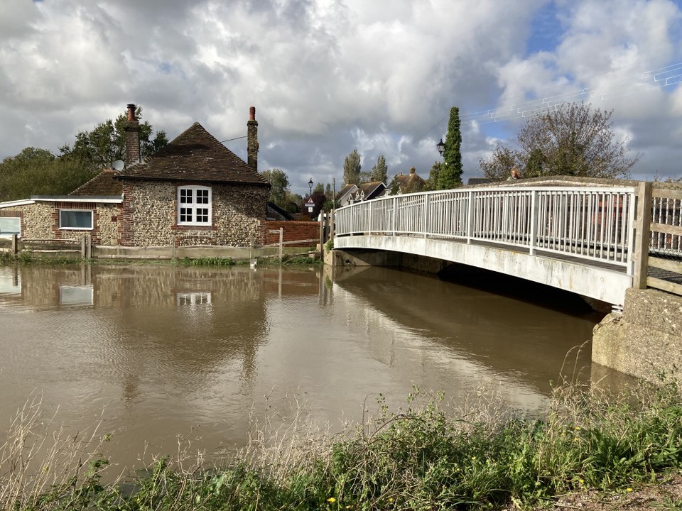 River Adur at high tide after days of rain - video Dailymotion