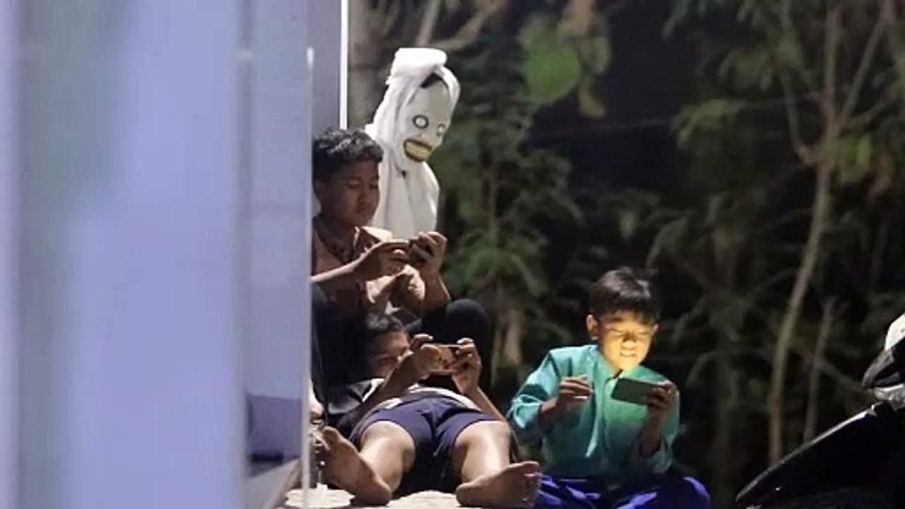 Prank Pocong Buyarin Bocil lagi Main Game - Lucu Ngakak - Video Dailymotion