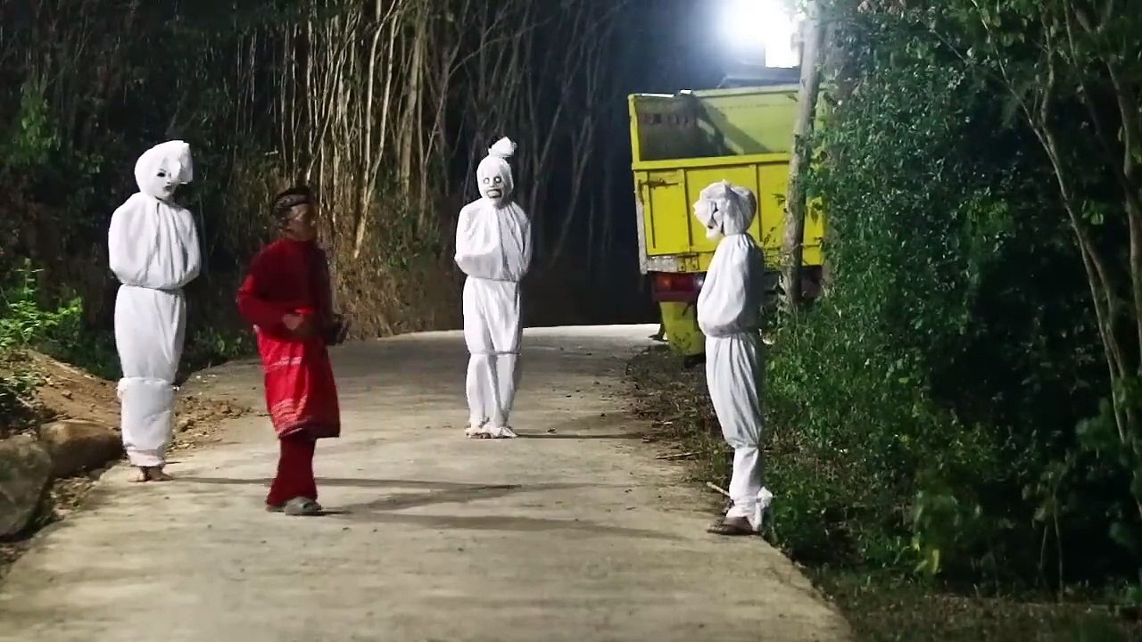 Tahan Tawa Prank Pocong ketemu Pocong Beneran ️Lucu Ngakak - Video ...