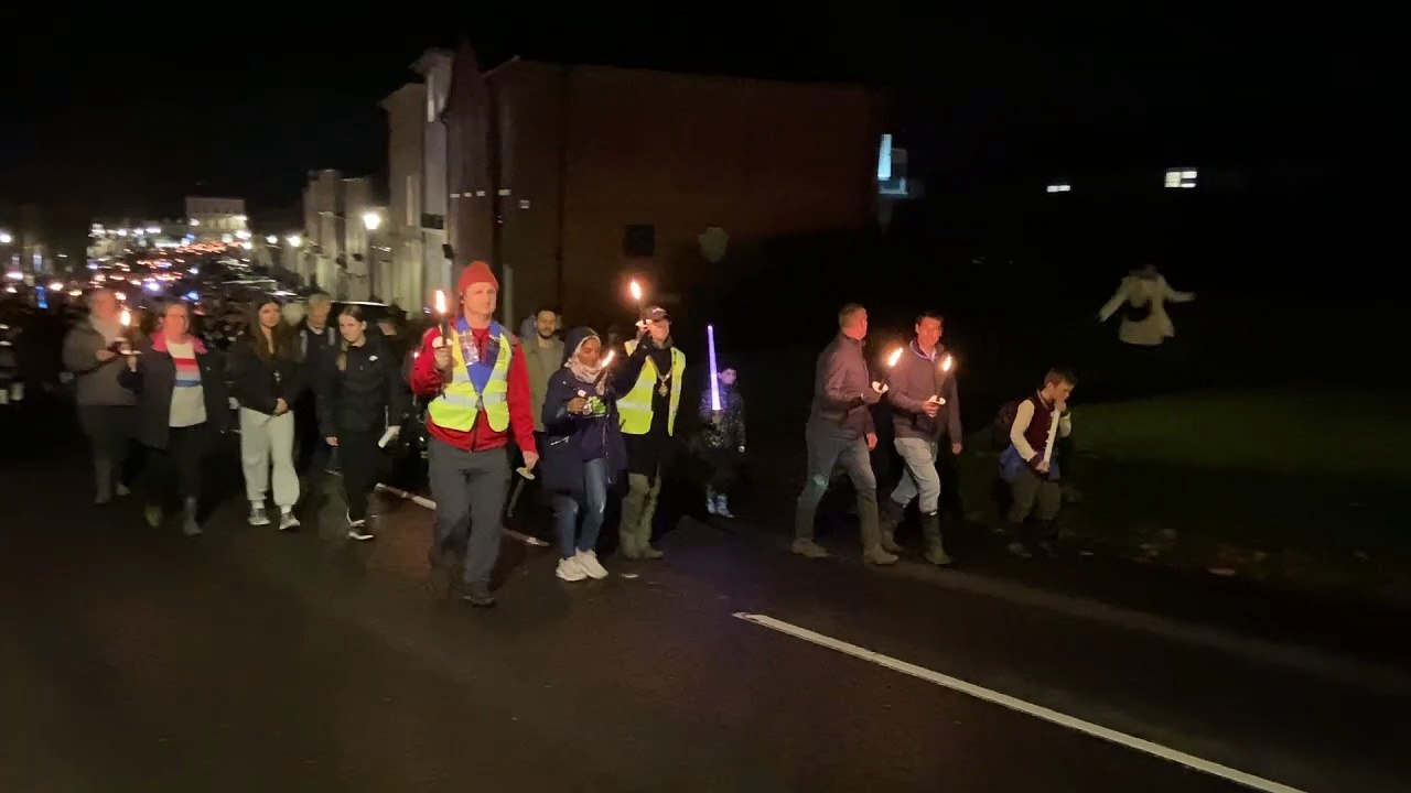 Magical scenes as torchlit procession passes through Farnham - video ...