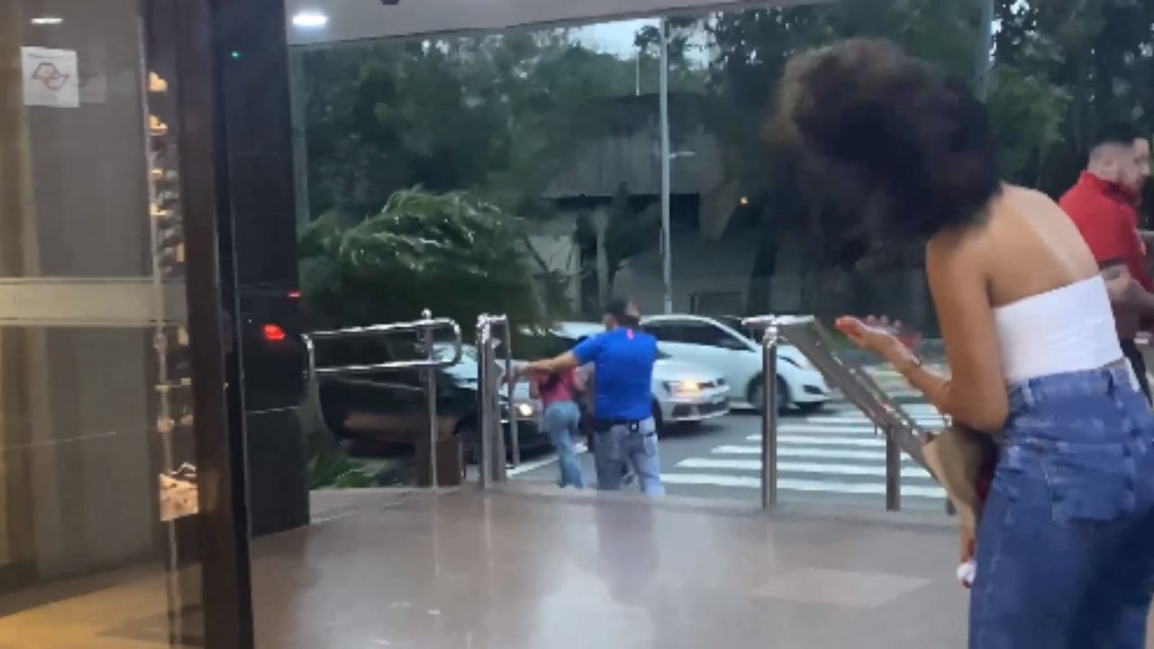 Hasty people get subdued by intense wind as they try to leave mall ...