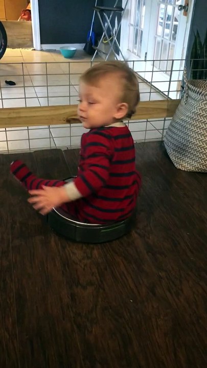 Toddler Loves Riding Roomba - video Dailymotion