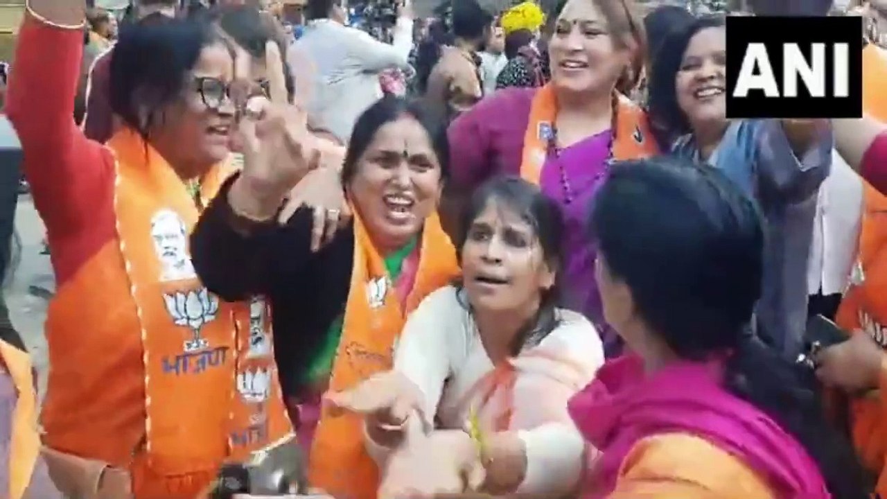 Video: चुनावी नतीजे से पहले BJP की महिला कार्यकर्ताओं ने जमकर किया डांस ...