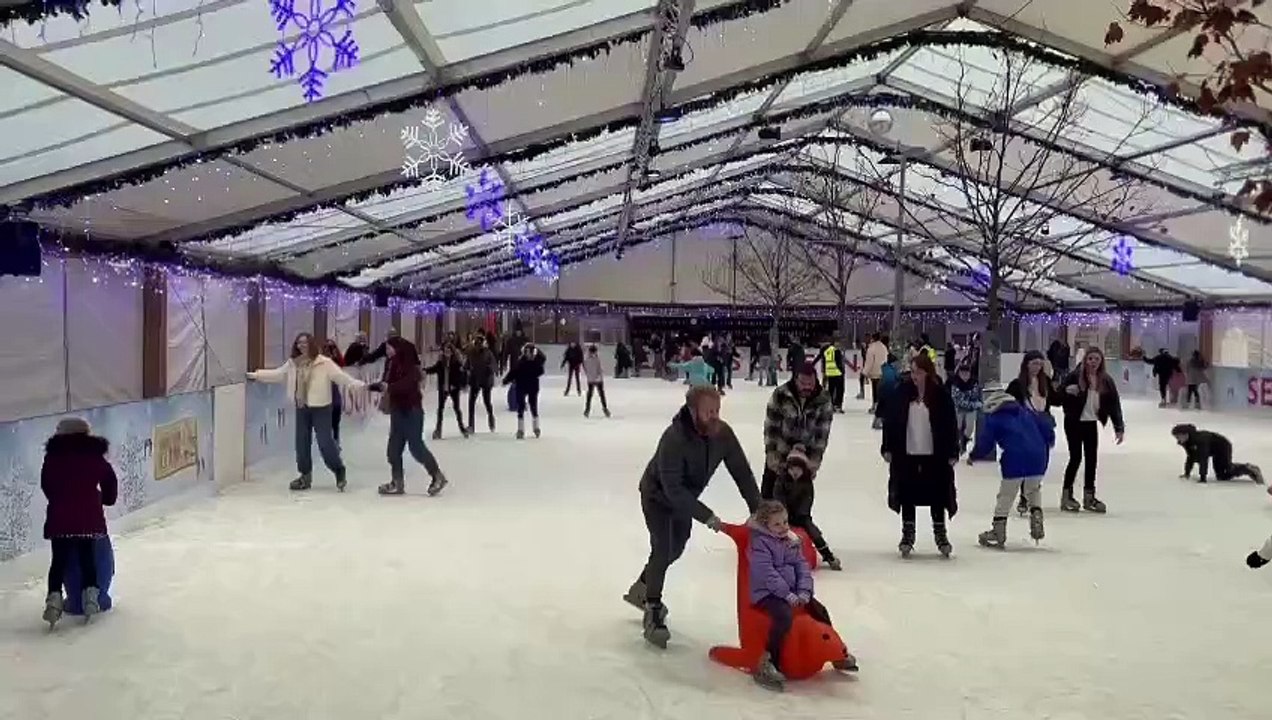 White Rose Shopping Centre: Leeds families flock to enjoy 2023 ice ...
