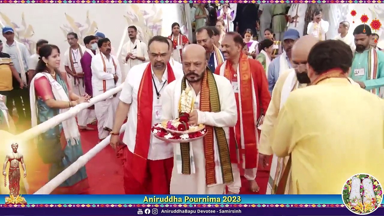 Welcome of the idol of Sadguru Shree Aniruddha Bapu on stage ...