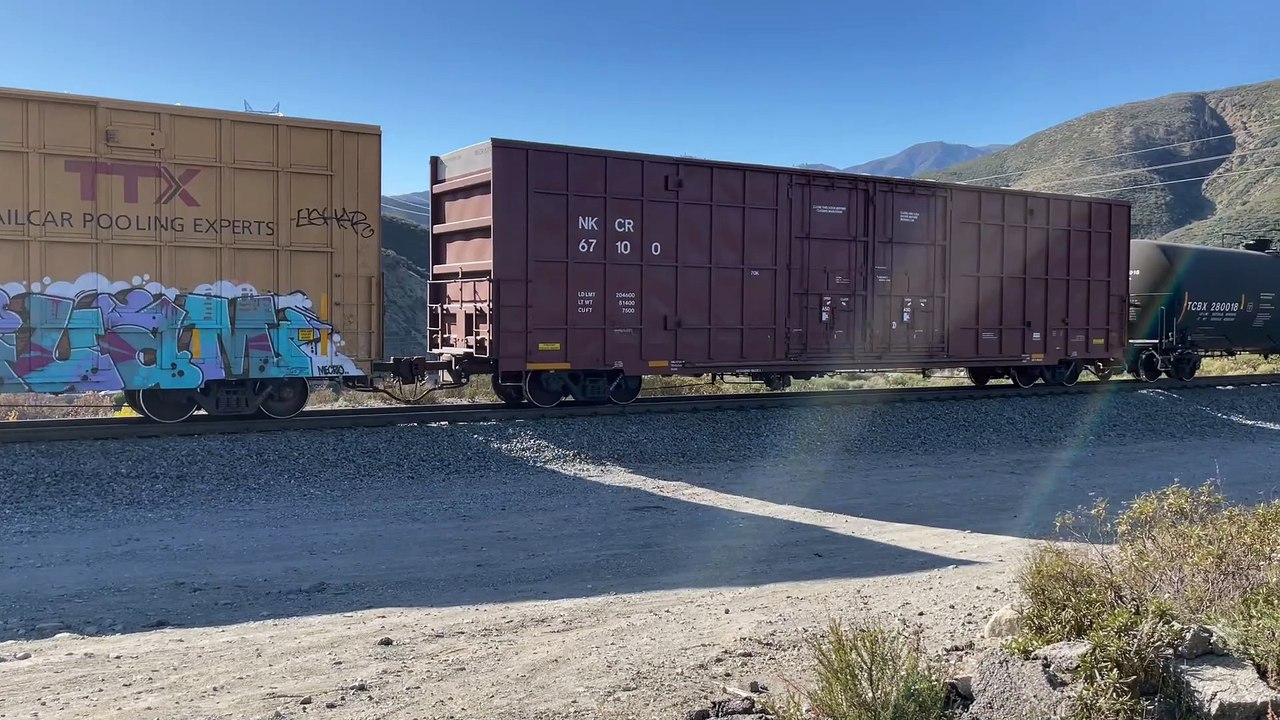 UP 7156 Leads Northbound Manifest Train Passes Through Blue Cut CA - video Dailymotion