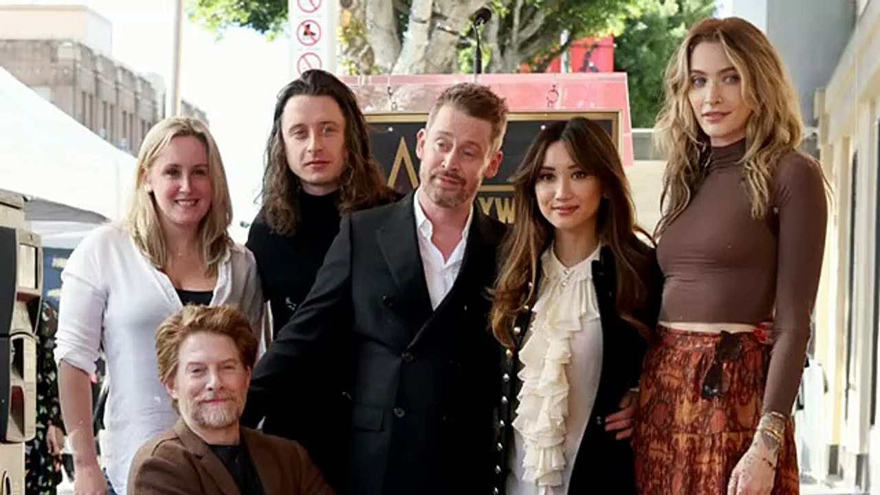 Macaulay Culkin Wipes Away Tears as He Reunites with Home Alone Mom ...