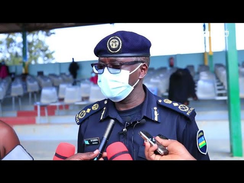 Abasore n'inkumi barimo n'Umunyamakuru bafashwe bari kwishimisha ...