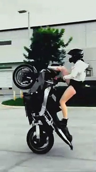 Girls stunt on bike, Biker girl status video - video Dailymotion