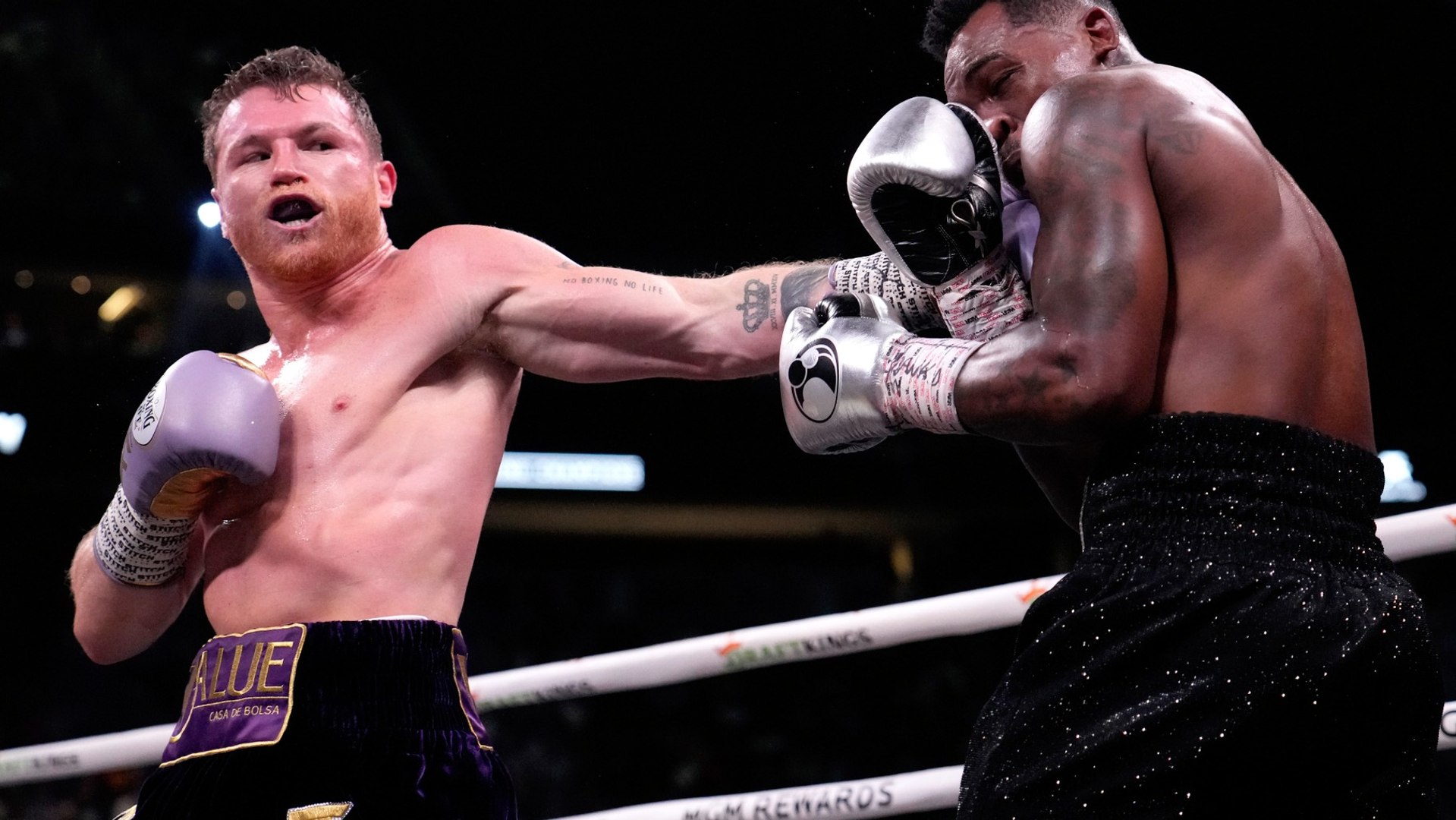 Canelo Alvarez and his 24-karat gold face mask - MARCA TV English