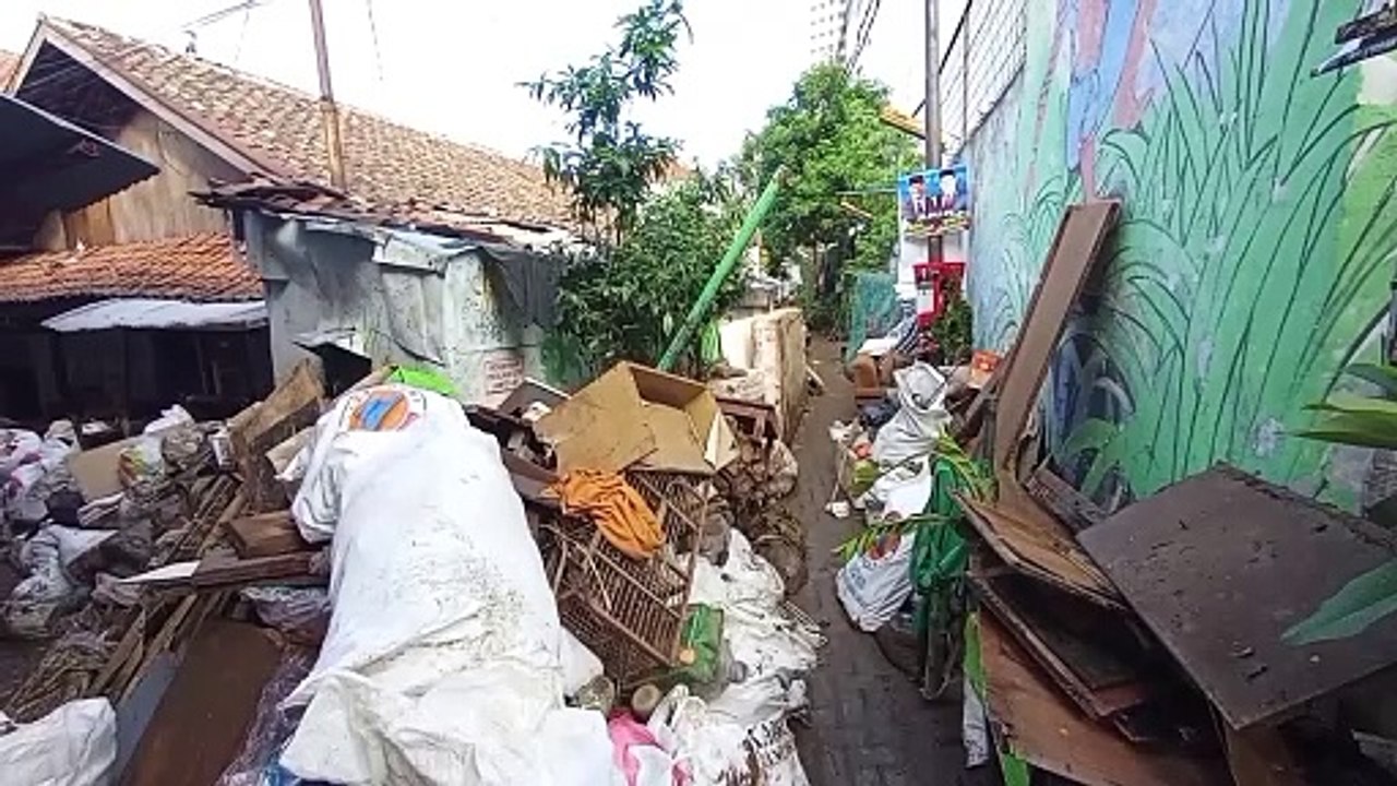Material Lumpur dan Sampah Masih Mengendap di Pemukiman Warga di ...