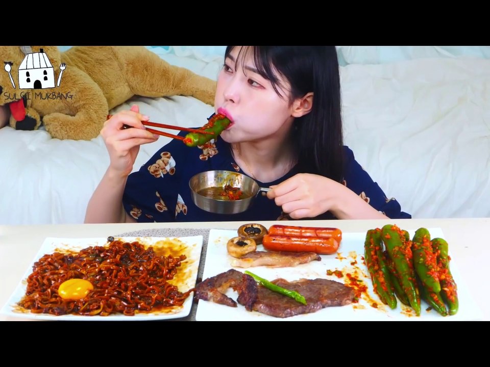 ASMR MUKBANG| Korean beef sirloin, Red pepper kimchi, Black bean noodles, Mushroom - video ...