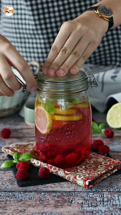 Homemade flavored water with lemon, basil and raspberry - video Dailymotion