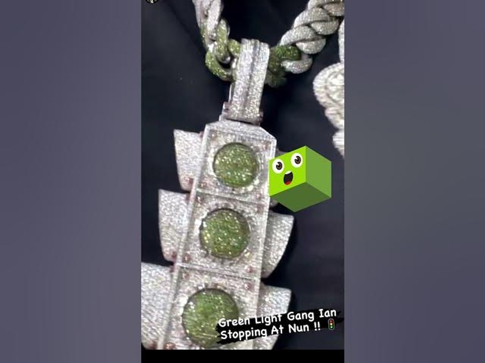 Moneybagg Yo’s Green Light Gang Chains Are Insane #shorts - video ...