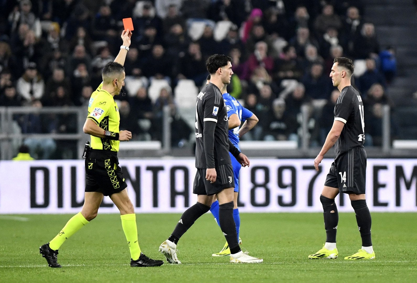 Serie A : À dix contre Empoli, la Juventus reprend la tête grâce à ...