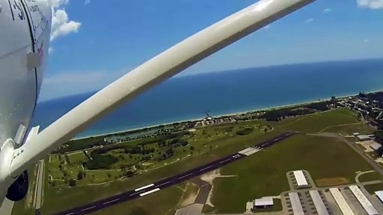 Camera Falls From Airplane - video Dailymotion