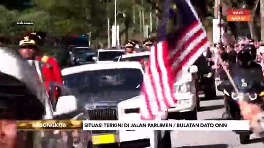 #AgongKita: Suasana lambaian kasih keberangkatan pulang Agong, Raja Permaisuri | Astro Awani