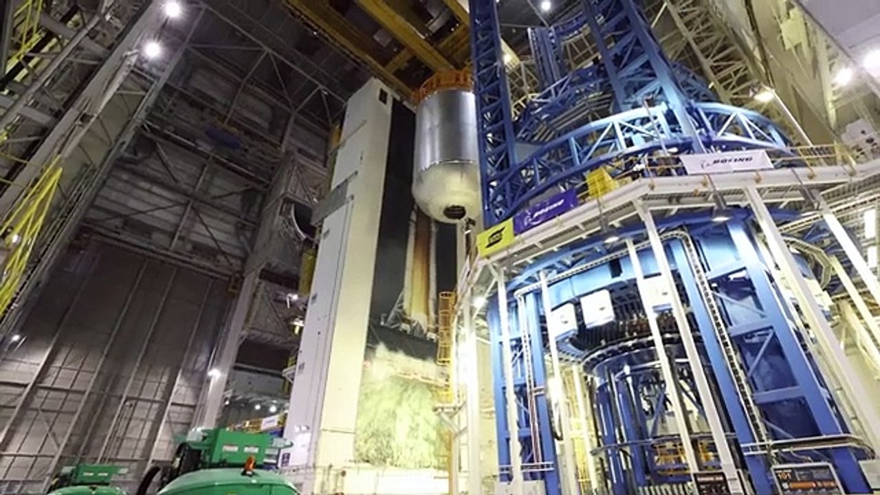 Crews Lift SLS Liquid Oxygen Tank into Cell D at NASA Michoud - video ...