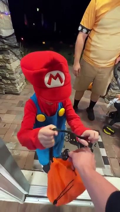 Giving Car Keys Instead Of Candy On Halloween|Mr beast - video Dailymotion