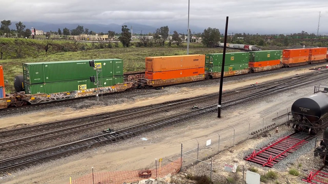 UP 5821 Leads Westbound Intermodal Train Passes Through West Colton Yard - video Dailymotion