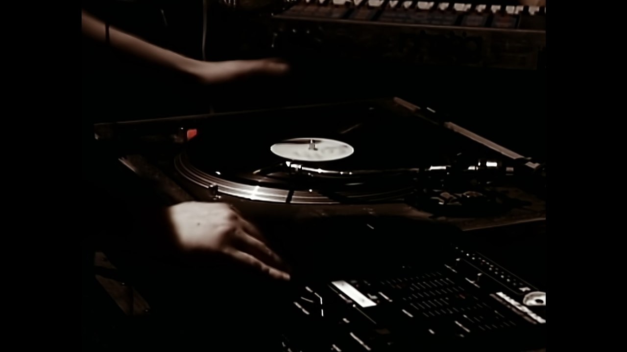 Portishead - Over (Live From The Roseland Ballroom NYC) - video Dailymotion