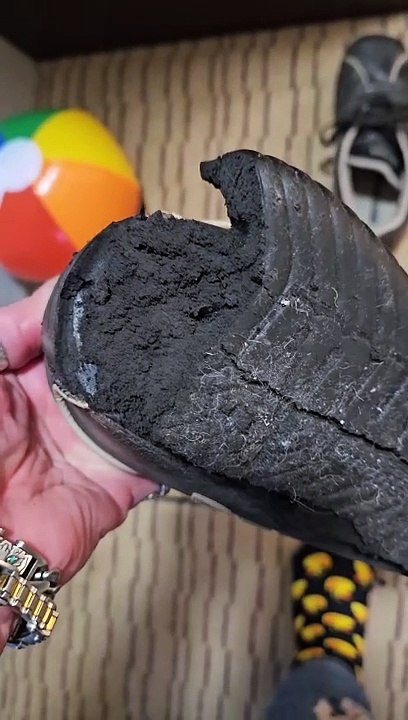 Old Shoes Disintegrate Before Breakfast - video Dailymotion