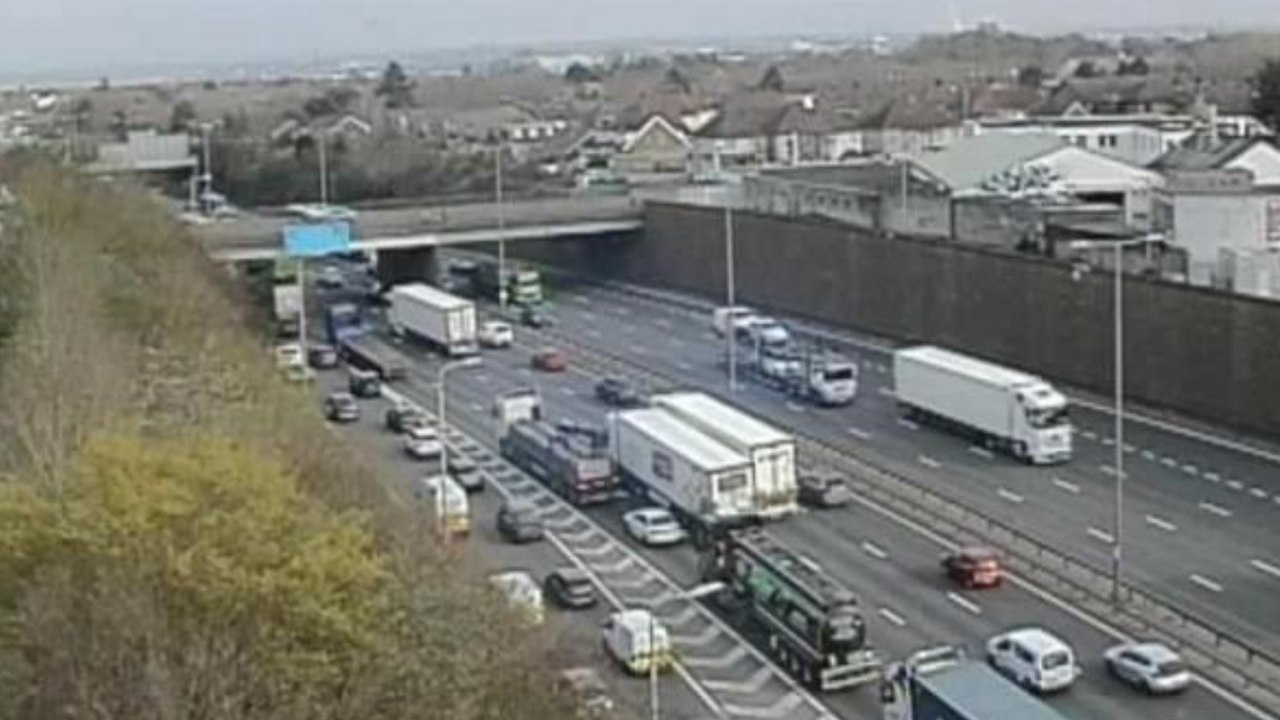 Dartford Tunnel closure causes M25 delays - video Dailymotion