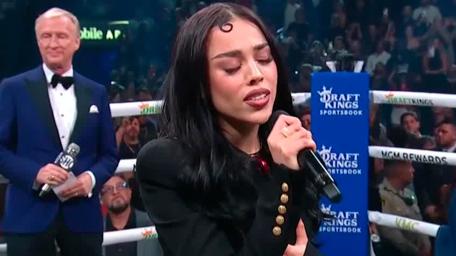 Canelo Álvarez vs, Jermell Charlo: Así fue como Danna Paola entonó el ...