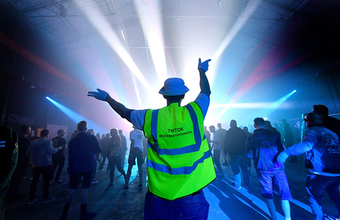 Oldskool rave Back To The Roots at the Hangar, Wolverhampton. - video ...