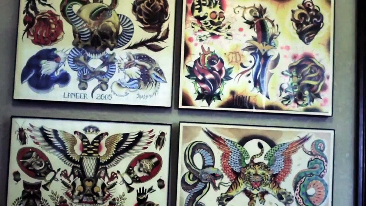 Brian Tagalog le tatoueur sans bras tatoue avec les pieds - Vidéo ...