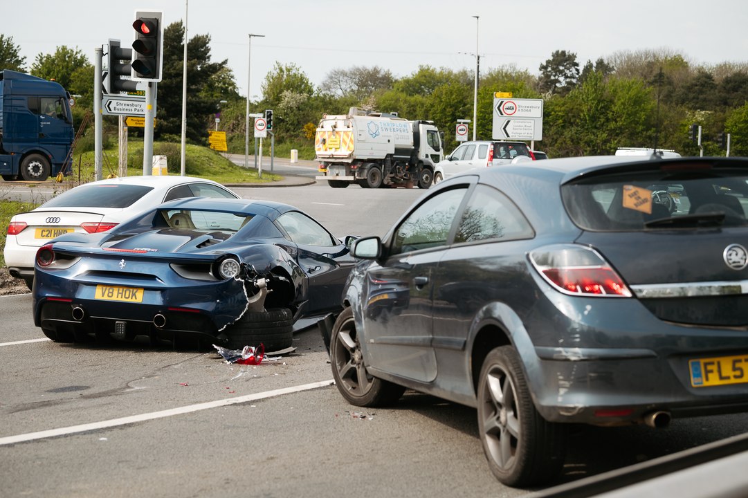 Crash at Emstrey Roundabout in Shrewsbury - video Dailymotion