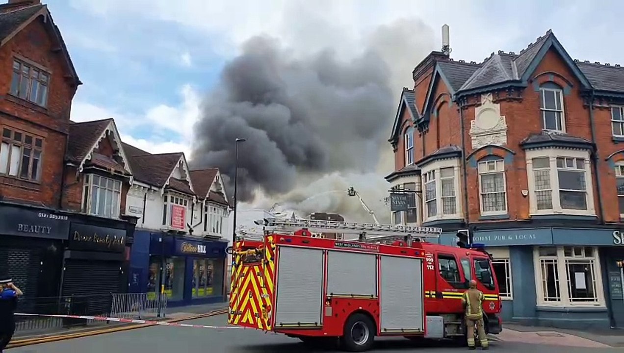Fire at former cinema complex on Windmill Lane in Smethwick - video ...