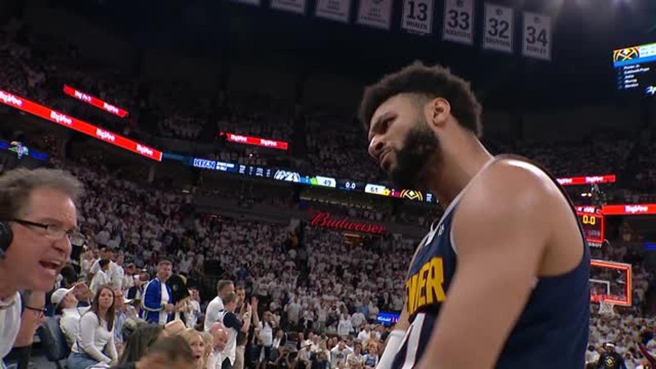 Murray stares down commentator Kevin Harlan after beating the buzzer ...