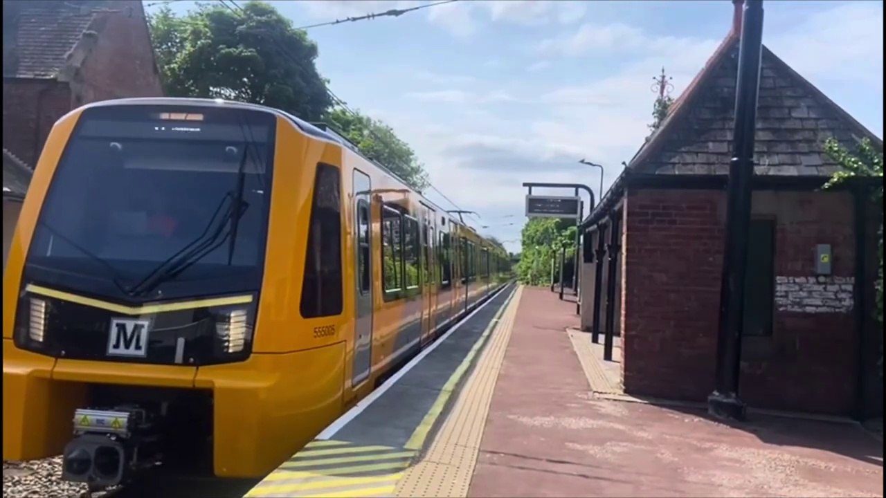 New Metro train enters daytime testing - video Dailymotion