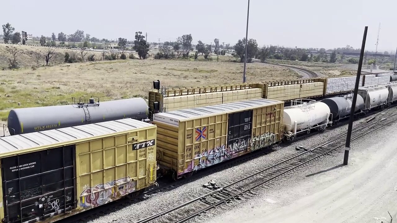 UP 7368 Eastbound Manifest Meets UP 5277 Westbound Manifest Train at West Colton Yard - video ...