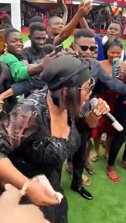 Gifty Adorye Sings To Console Kuami Eugene At His Father's Funeral ...