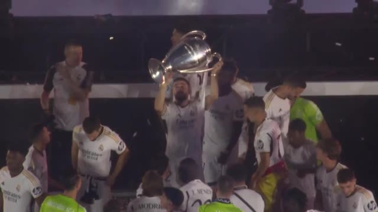 Real Madrid lift UCL trophy in front of fans at the Bernabéu - video ...