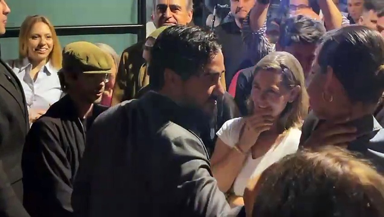 Abrazo de Alvise y su novia - Vídeo Dailymotion