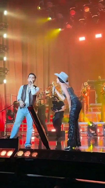 ¡Ángela Aguilar y Christian Nodal se dan su primer beso públicamente! - Vídeo Dailymotion