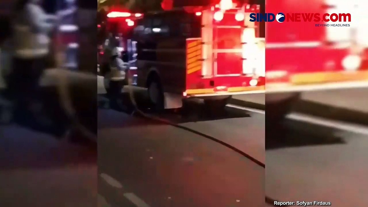 Mobil Terbakar di Penjaringan Usai Tabrak Separator Bus Transjakarta ...