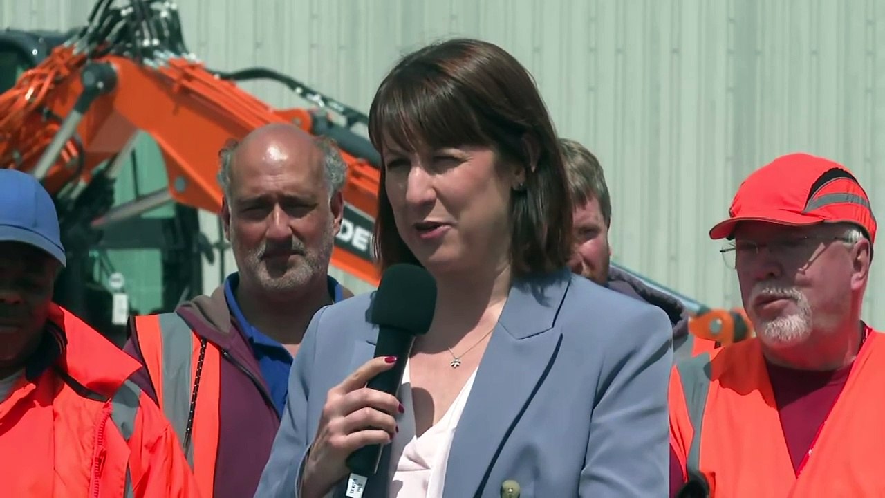 Starmer and Reeves questioned by workers at Southampton Port - video ...