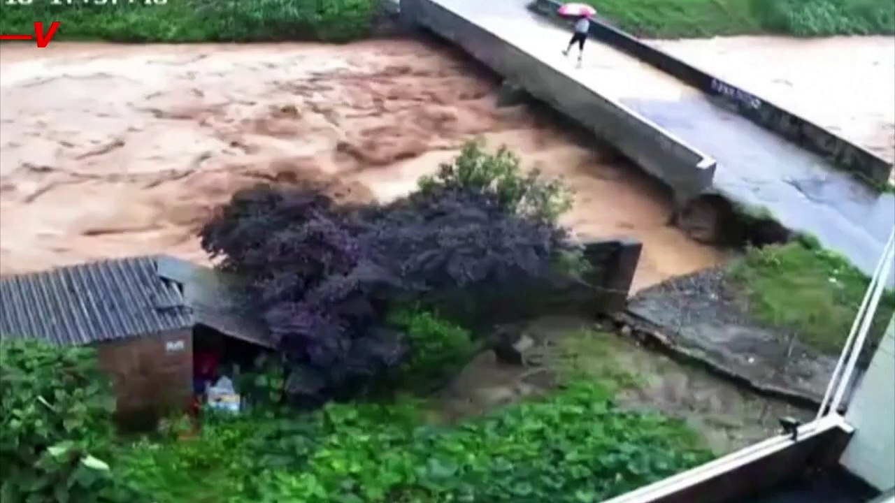 Person Nearly Misses Collapsing Bridge in China - video Dailymotion