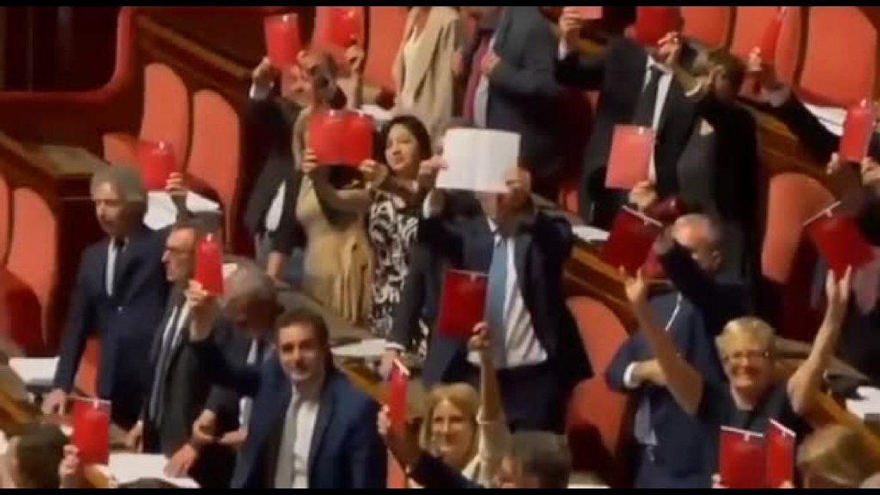Premierato, c'è il primo sì del Senato: protestano le opposizioni ...