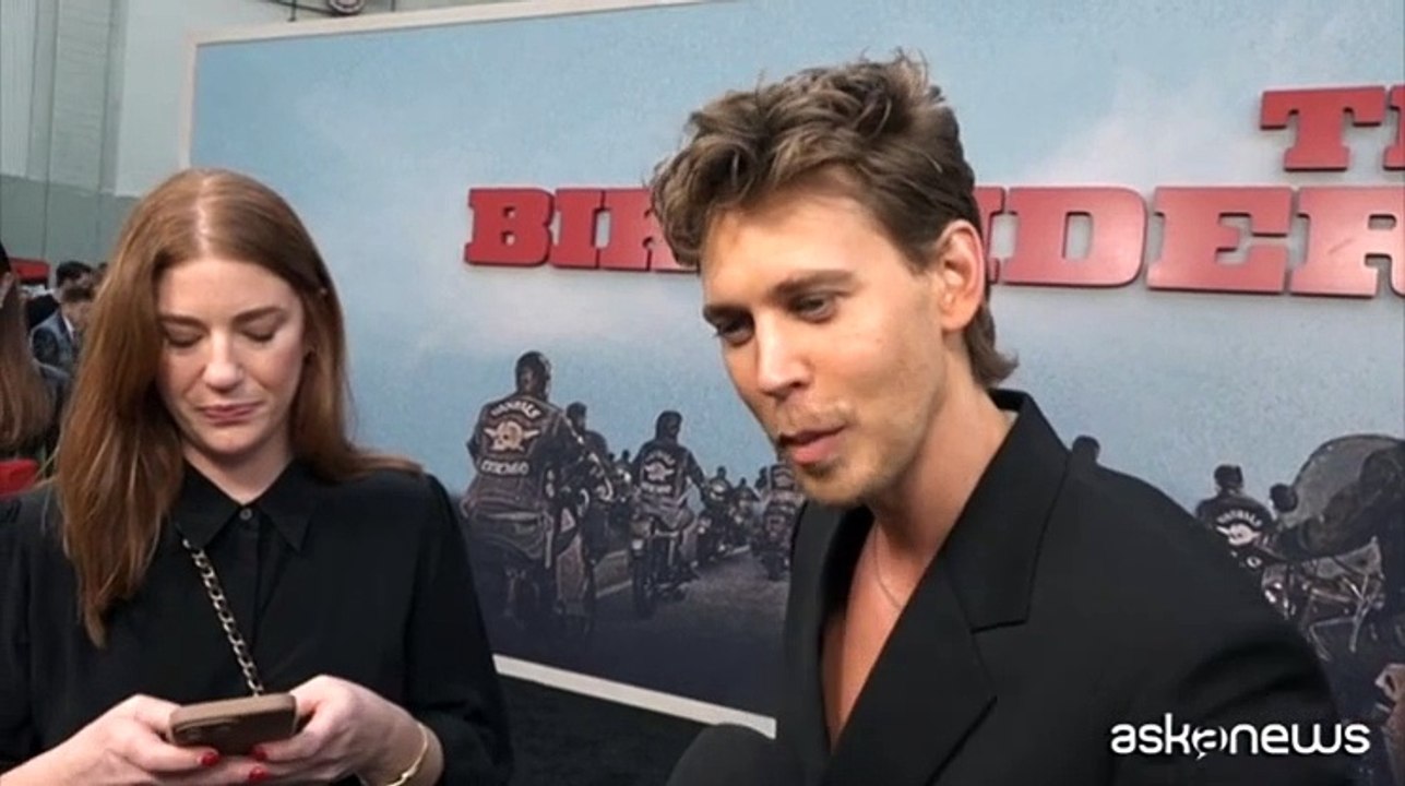 Austin Butler, il bacio a Kaia Gerber alla prima di "The Bikeriders" a ...