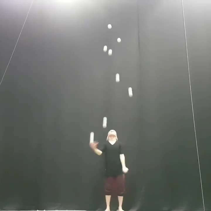 Guy Performs Impressive Juggling Trick With Balls - video Dailymotion