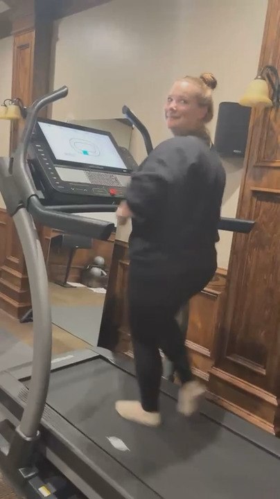 Woman Running on Treadmill Accidentally Falls Off - video Dailymotion
