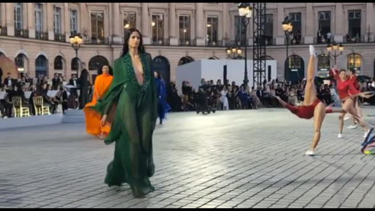 La moda celebra lo sport a Parigi con una sfilata eccezionale - Video ...